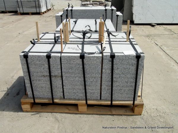 Hochwertige Granitplatten aus Naturstein für Terrassen & Weg