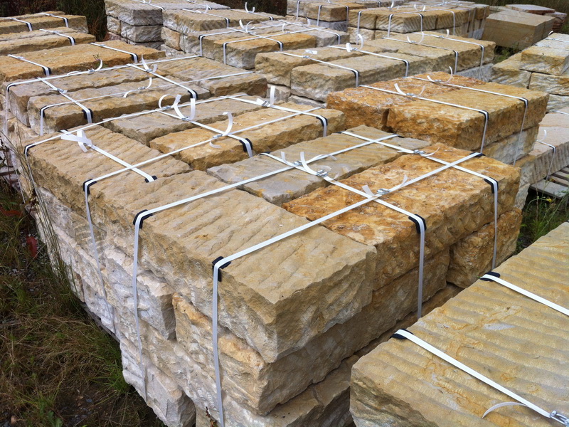 Blockstufen aus Sandstein – gespitzte Oberfläche
